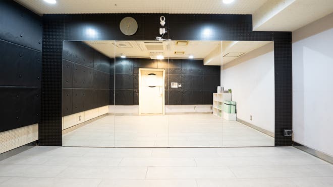 🎊オープン記念割引🎊【千歳船橋駅 徒歩1分】地下の防音スタジオ/幅3.6mの大型鏡/ダンス・ヨガ・演劇・楽器OKの写真3