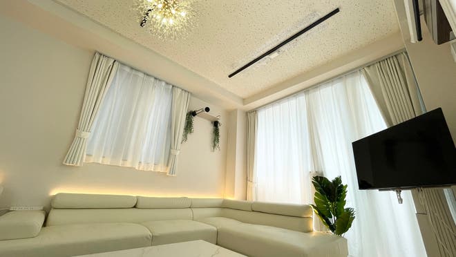 ホワイトモダンの洗練ラウンジ空間🥂ハイスペ女子会・記念日・大人のワイン会🍷プロジェクター完備✨の写真9