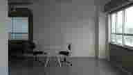 柔らかい自然光が入るコンクリートのデザインスタジオの写真2