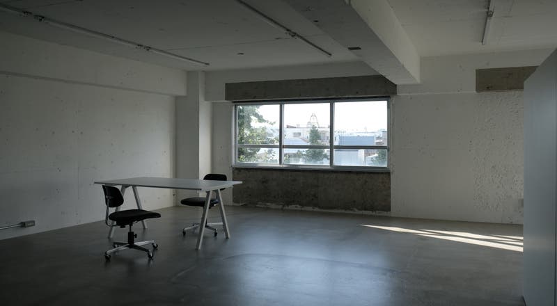 柔らかい自然光が入るコンクリートのデザインスタジオ