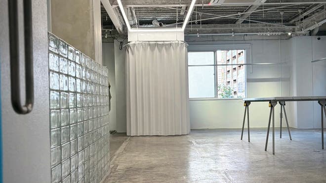 アパレル系展示販売会やポップアップ等に最適!アクセス、設備環境が充実しているガラスレンガや建設資材を使用したイベントスペースの写真1