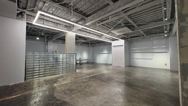 アパレル系展示販売会やポップアップ等に最適!アクセス、設備環境が充実しているガラスレンガや建設資材を使用したイベントスペースの写真2