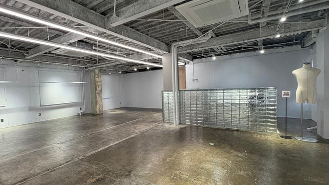 アパレル系展示販売会やポップアップ等に最適!アクセス、設備環境が充実しているガラスレンガや建設資材を使用したイベントスペースの写真3