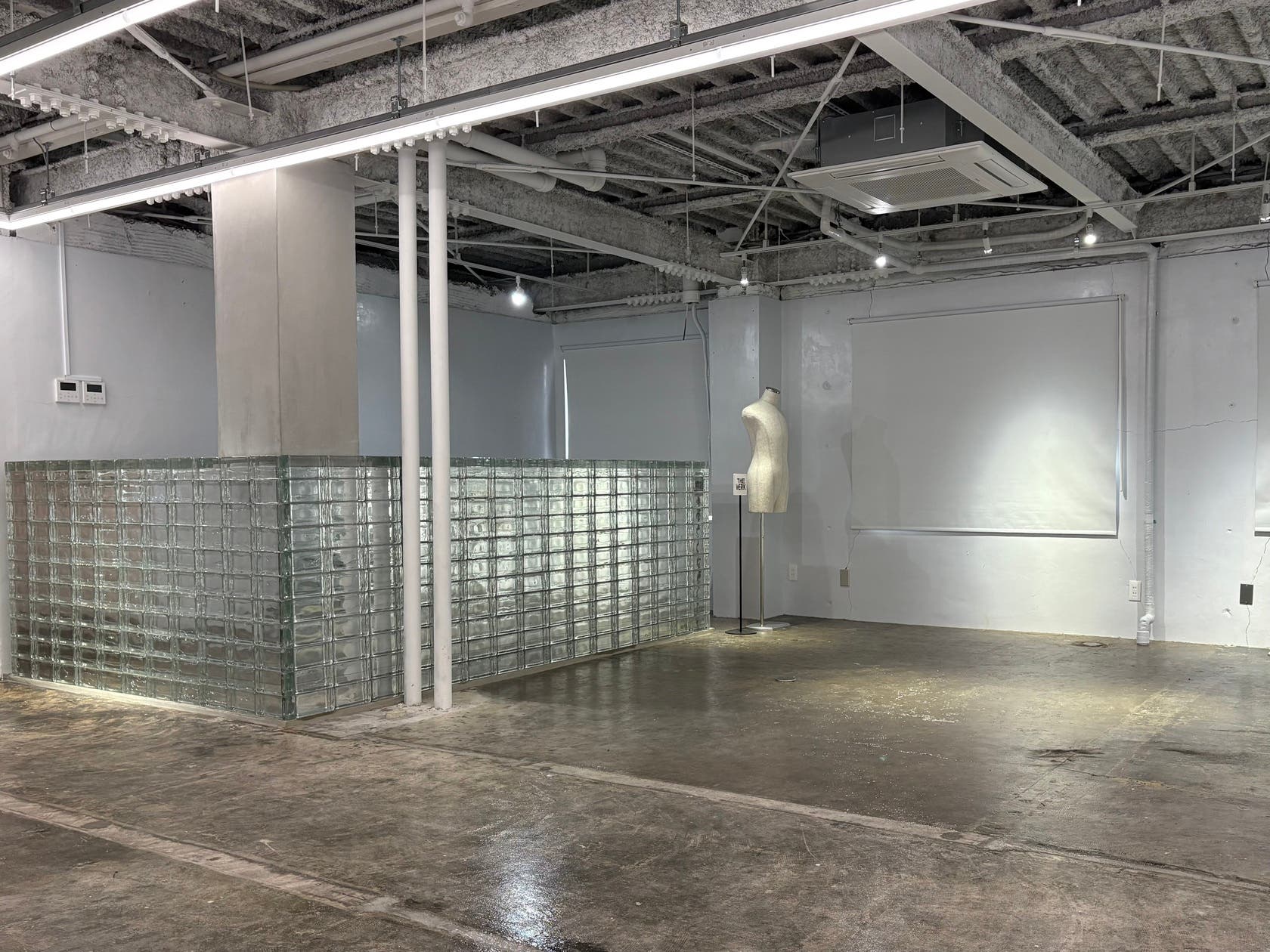 アパレル系展示販売会やポップアップ等に最適！アクセス、設備環境が充実しているガラスレンガや建設資材を使用したイベントスペースの写真4