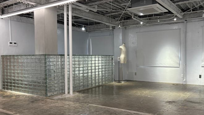 アパレル系展示販売会やポップアップ等に最適!アクセス、設備環境が充実しているガラスレンガや建設資材を使用したイベントスペースの写真4