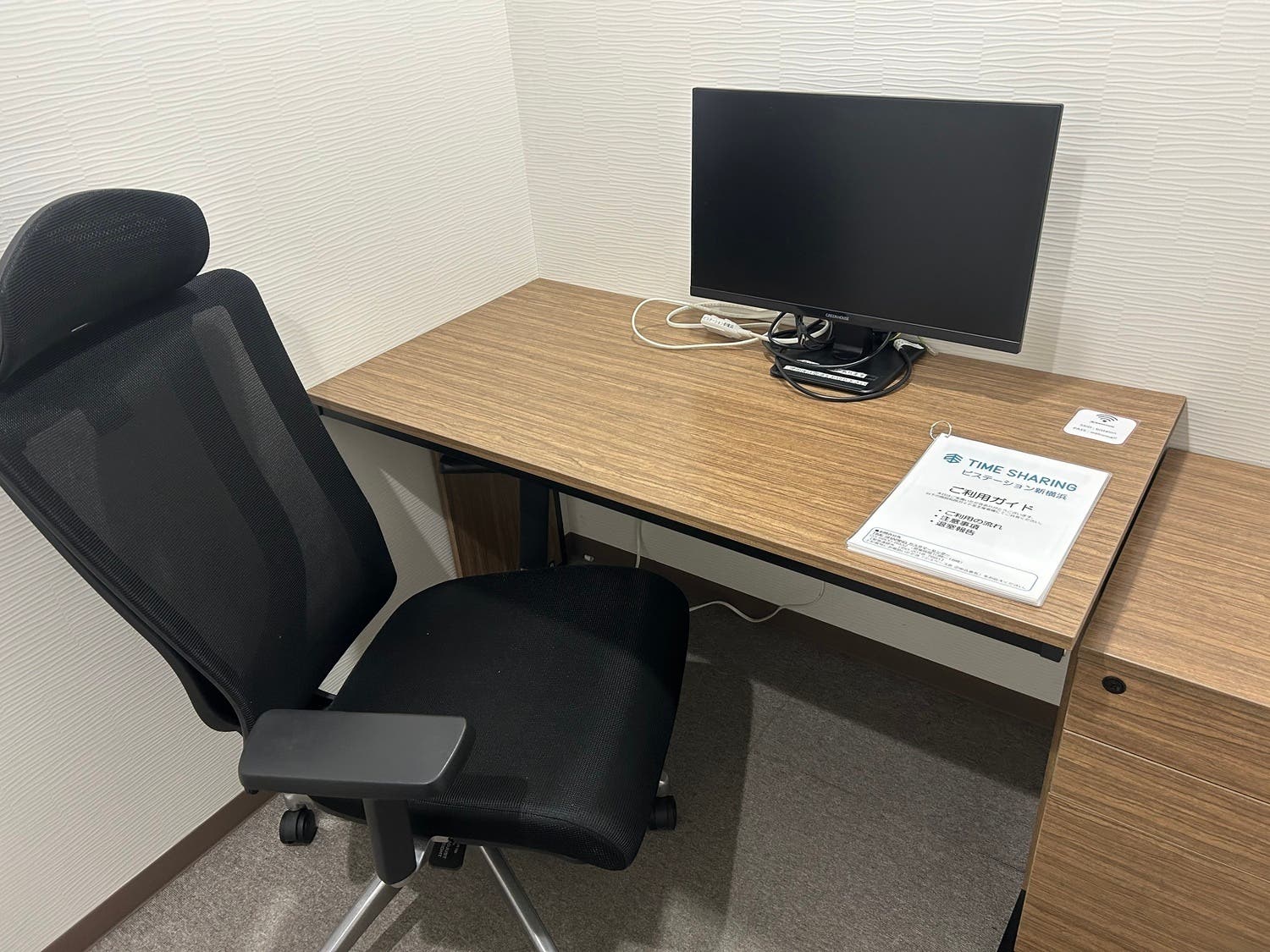 202【新横浜駅5分】1名利用！モニター完備/WEB会議/テレワーク/面接/駅近/広い個室と大きな机で快適/ライブ前の待機にの写真1