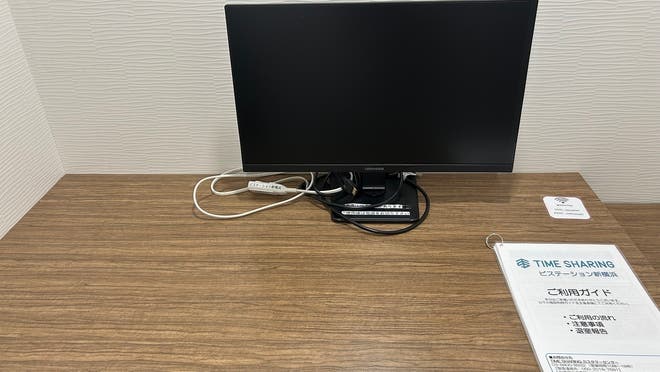 202【新横浜駅5分】1名利用!モニター完備/WEB会議/テレワーク/面接/駅近/広い個室と大きな机で快適/ライブ前の待機にの写真3