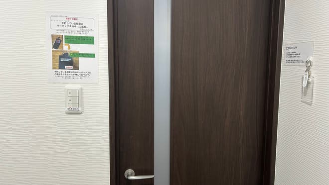202【新横浜駅5分】1名利用!モニター完備/WEB会議/テレワーク/面接/駅近/広い個室と大きな机で快適/ライブ前の待機にの写真5