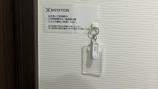 202【新横浜駅5分】1名利用!モニター完備/WEB会議/テレワーク/面接/駅近/広い個室と大きな机で快適/ライブ前の待機にの写真6