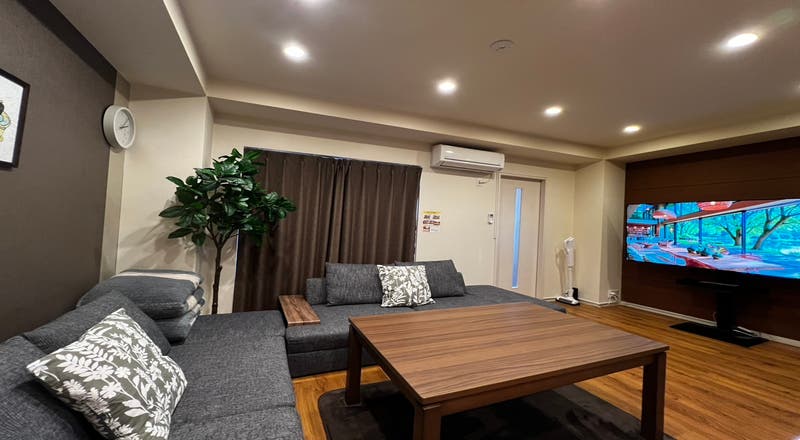 【みんなでサッカー観戦！】大画面テレビ&キッチン付き44㎡1LDK貸切個室シアタールーム【武蔵ヶ辻徒歩3分 ／ 駐車場あり！】