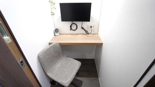 <SpemaBOX_北千住駅東口駅前No.4>1人用個室🚪光回線Wi-Fi📶電源🔌モニター🖥️テレワーク/オンライン会議の写真1