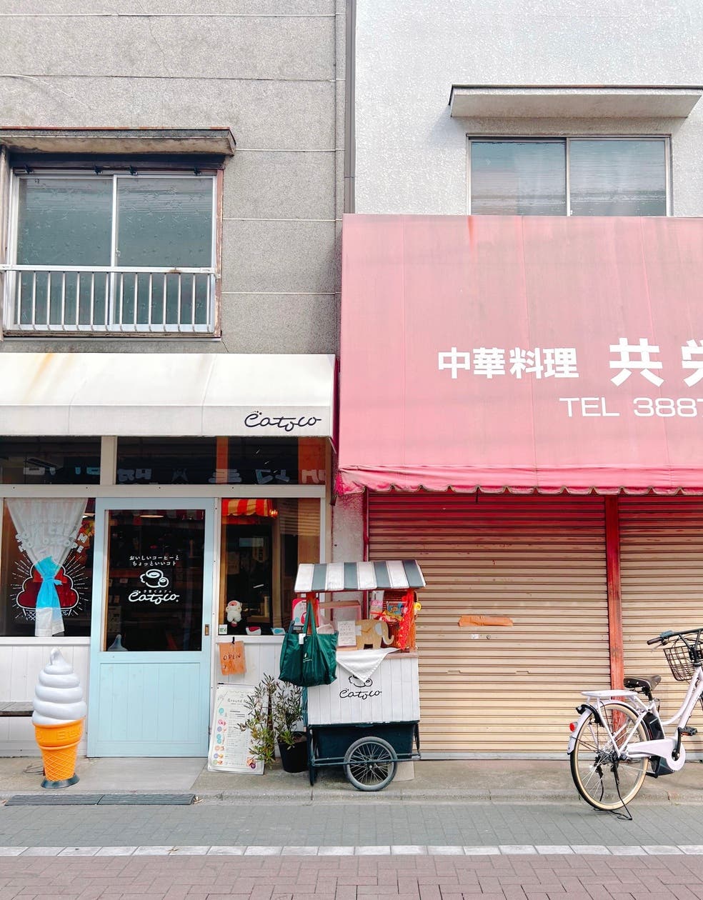 商店街に面した喫茶店（営業中）の軒下スペース。フリマ、野菜販売などに！の写真2