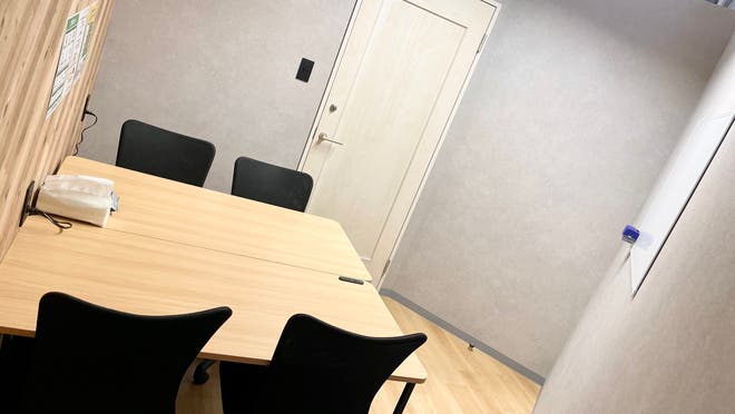 【S-10】4名個室・会議室(天井空きあり) ▼通話/動画イヤホン必須の写真1