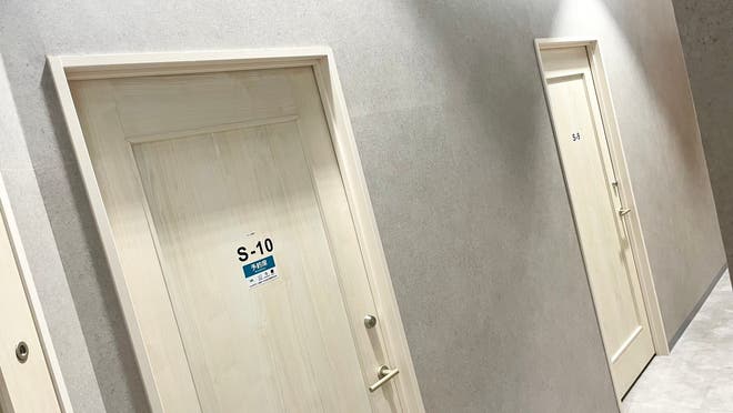 【S-10】4名個室・会議室(天井空きあり) ▼通話/動画イヤホン必須の写真2