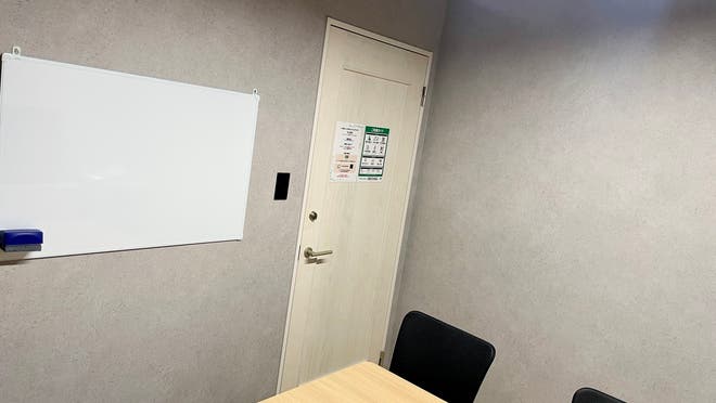 角部屋【S-5】4名個室(天井空きあり)モニター・ホワイトボードあり/南越谷▼通話/動画イヤホン必須の写真2