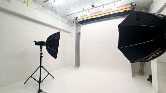 【恵比寿5分】リニューアル|白床+白壁+アーチ壁|撮影機材+背景紙無料|【アパレル|ポートレート|物撮り 】の写真7