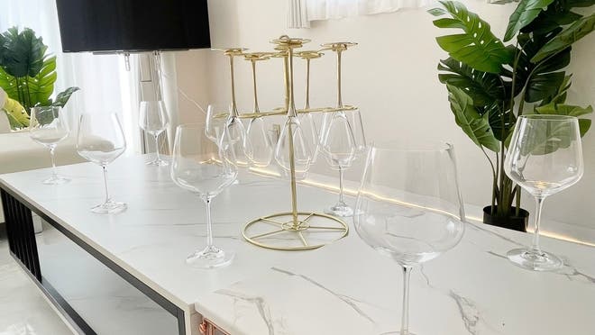 ホワイトモダンの洗練ラウンジ空間🥂ハイスペ女子会・記念日・大人のワイン会🍷プロジェクター完備✨の写真3
