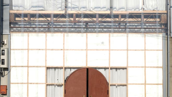 丹波口駅から徒歩5分。自然光が差し込む天井高のある白い空間|展示会・撮影・ポップアップに最適の写真2