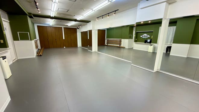【全日一律価格】布施駅徒歩3分!24時間利用可能、12×5mの大型レンタルスタジオ!の写真1
