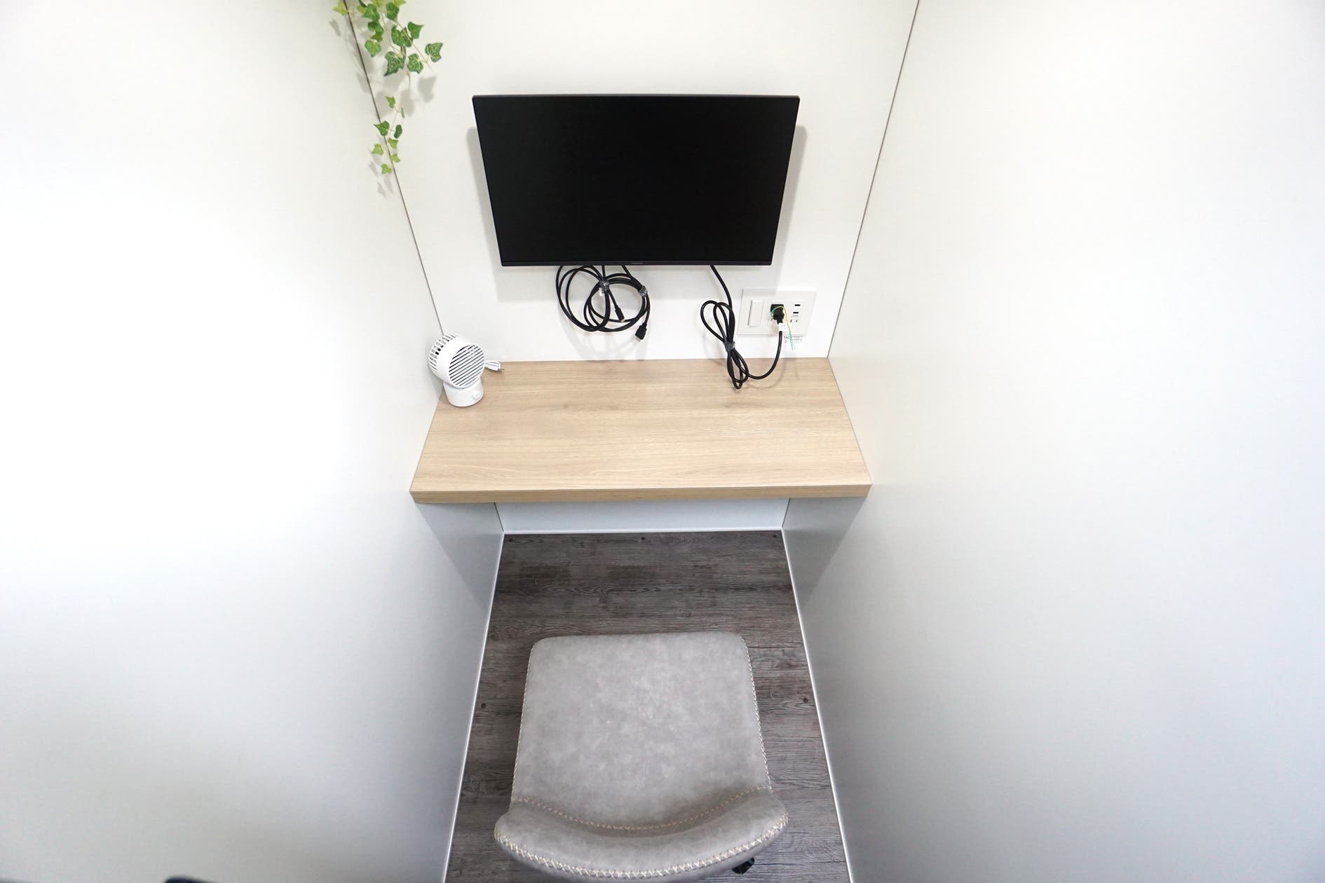 ＜SoloWork中野北口No.2＞1人用個室🚪光回線Wi-Fi📶電源🔌モニター🖥️テレワーク/オンライン会議/自習の写真2