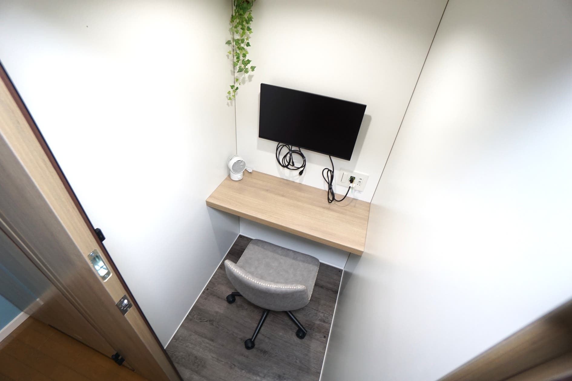 ＜SoloWork中野北口No.2＞1人用個室🚪光回線Wi-Fi📶電源🔌モニター🖥️テレワーク/オンライン会議/自習の写真4