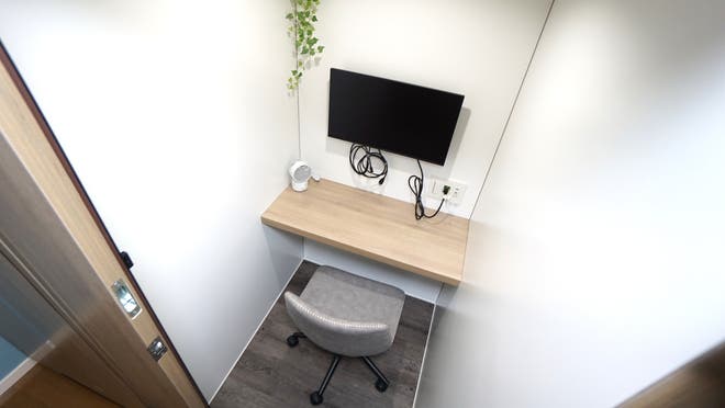 <SoloWork中野北口No.3>1人用個室🚪光回線Wi-Fi📶電源🔌モニター🖥️テレワーク/オンライン会議/自習の写真4