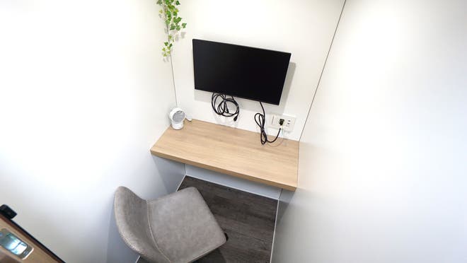<SoloWork中野北口No.4>1人用個室🚪光回線Wi-Fi📶電源🔌モニター🖥️テレワーク/オンライン会議/自習の写真1