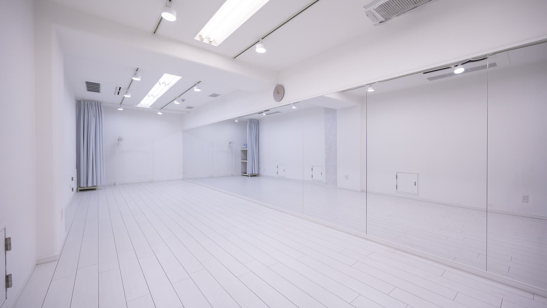 【オープン記念価格】　堺筋本町駅徒歩5分　24H　ヨガ・ダンスに最適　最大8名(激しめダンスは6名程度)　白基調のオシャレな空間の写真2