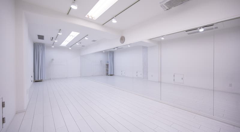 【オープン記念価格】　堺筋本町駅徒歩5分　24H　ヨガ・ダンスに最適　最大8名(激しめダンスは6名程度)　白基調のオシャレな空間