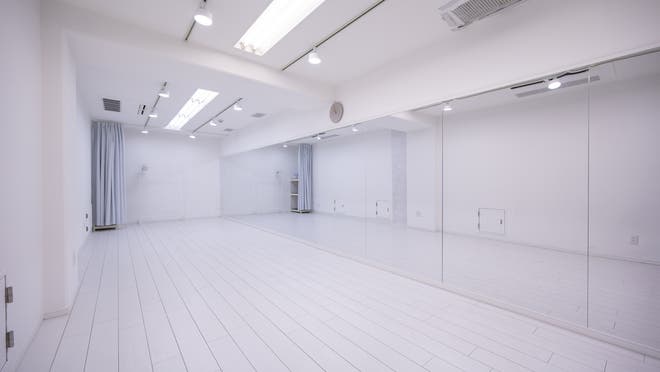 【オープン記念価格】 堺筋本町駅徒歩5分 24H ヨガ・ダンスに最適 最大8名(激しめダンスは6名程度) 白基調のオシャレな空間の写真2