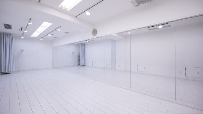 【オープン記念価格】 堺筋本町駅徒歩5分 24H ヨガ・ダンスに最適 最大8名(激しめダンスは6名程度) 白基調のオシャレな空間の写真1
