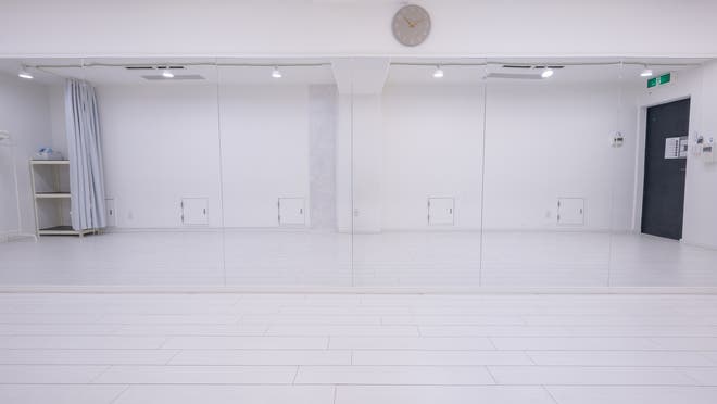 【オープン記念価格】 堺筋本町駅徒歩5分 24H ヨガ・ダンスに最適 最大8名(激しめダンスは6名程度) 白基調のオシャレな空間の写真3