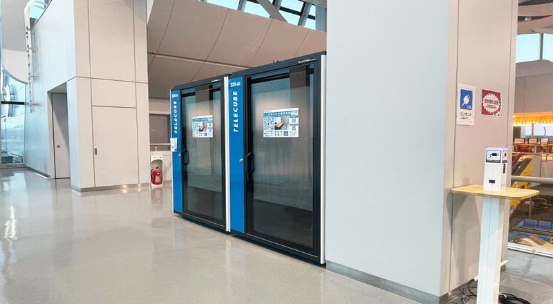 【テレキューブ】たんちょう釧路空港の個室型ワークブース（326-02）です。視線と音を遮る、プライベートな集中環境。