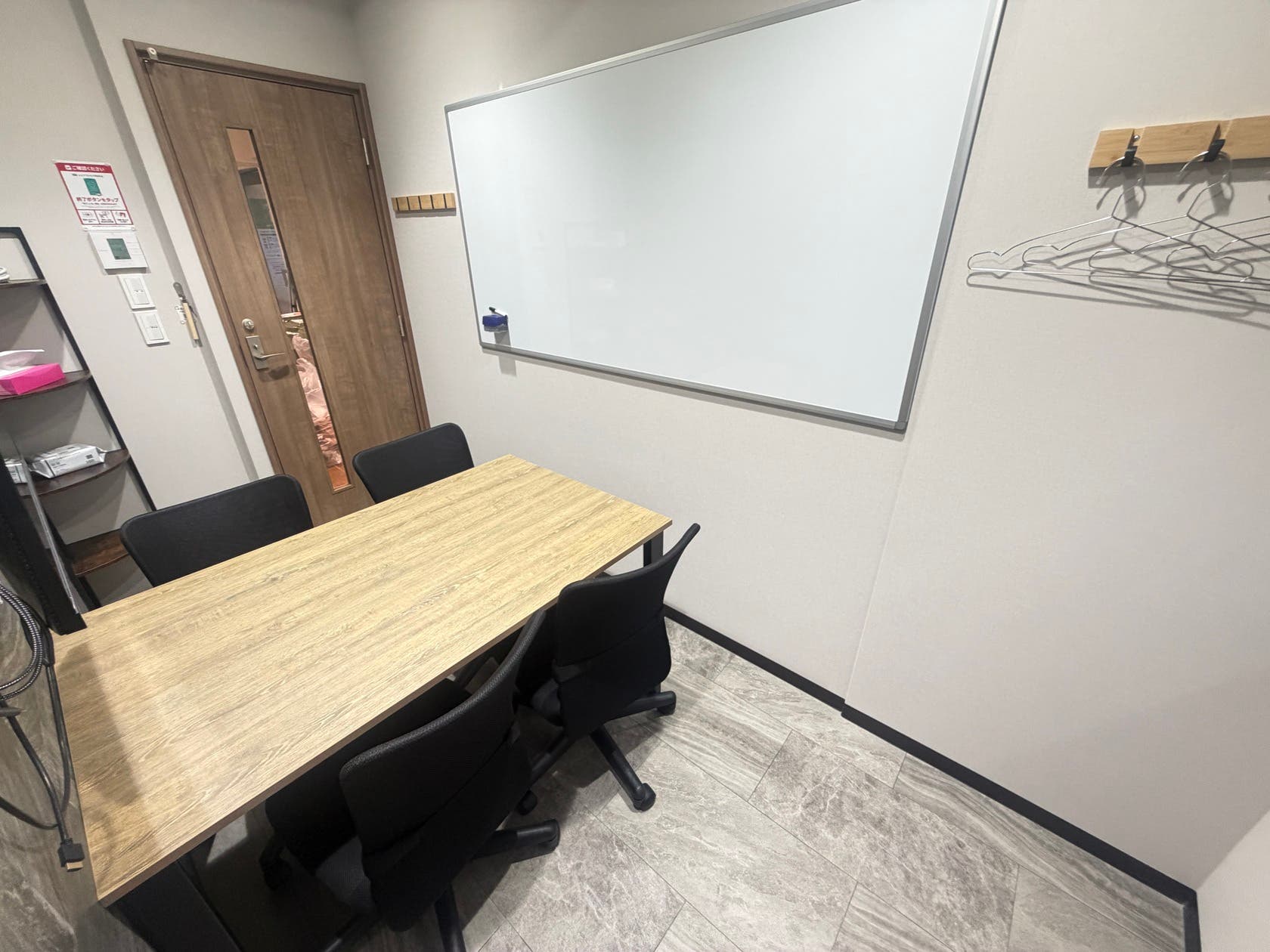 【西荻窪から徒歩1分】モニター・フリードリンク付き4名会議室（Room B）の写真3