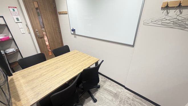 【西荻窪から徒歩1分】モニター・フリードリンク付き4名会議室(Room B)の写真3