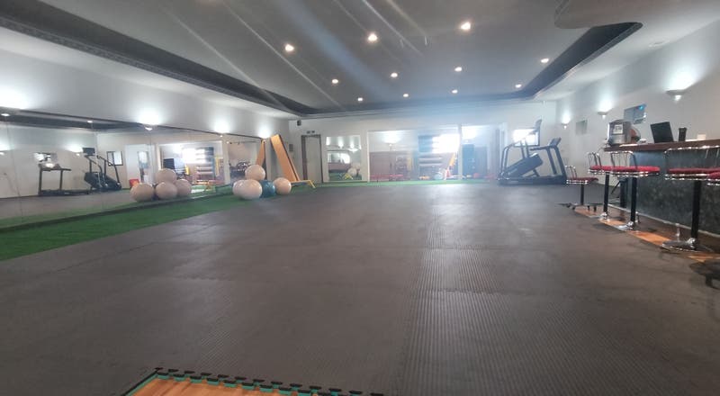 弘前市小比内のフィットネススタジオ（建物2階）