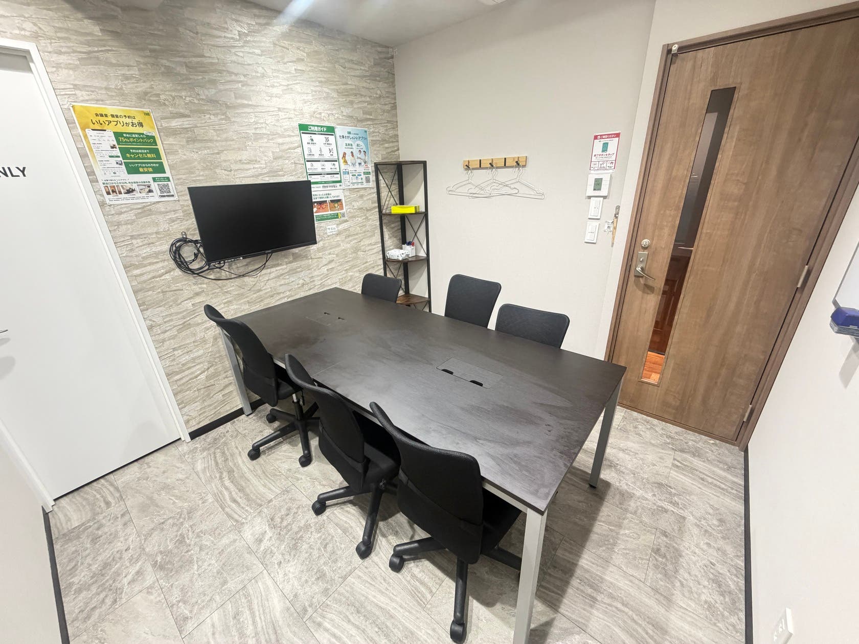 【西荻窪から徒歩1分】モニター・フリードリンク付き6名会議室（Room C）の写真2