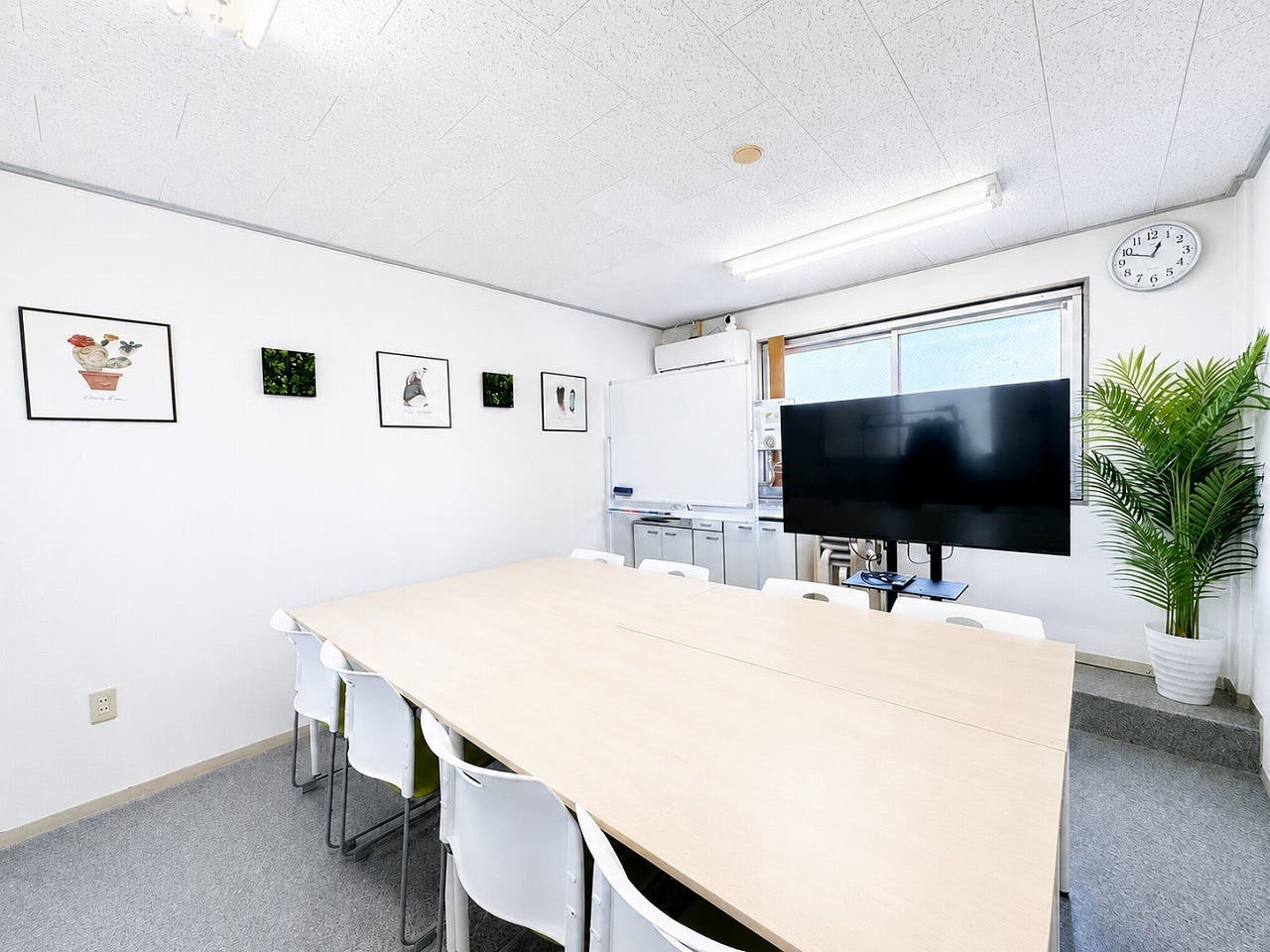 ⭐飯田橋駅東口30秒！A1出口から数m！⭐55型モニタ/光回線/WiFi/Bluray/施術台全無料！の写真1