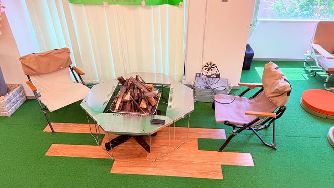 「人工芝×キャンプ場風空間|最大56名|プロジェクター2台|企業研修・セミナー・交流会に最適」の写真2