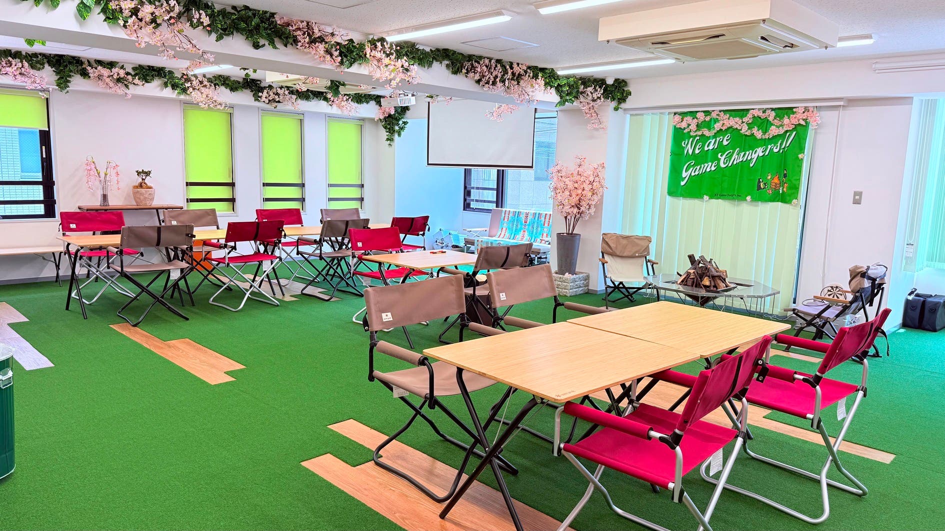 「人工芝×キャンプ場風空間｜最大56名｜プロジェクター2台｜企業研修・セミナー・交流会に最適」の写真1