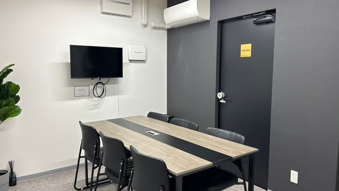Wi-Fi・モニター完備|商談・面接・Web会議に最適な6名用会議室の写真1