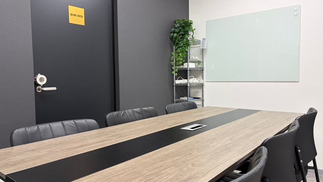 Wi-Fi・モニター完備|商談・面接・Web会議に最適な6名用会議室の写真2