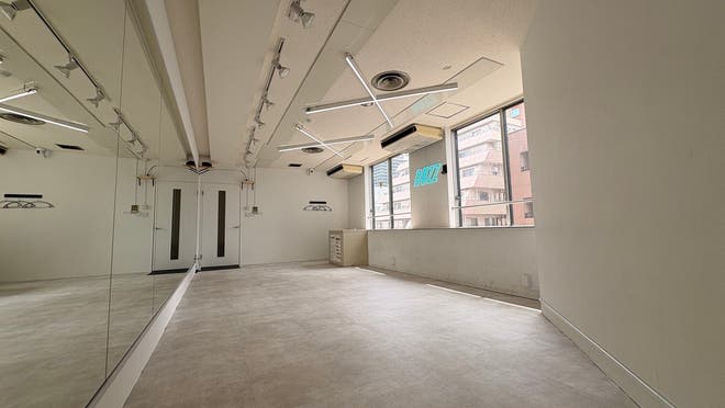 【BUZZ 名古屋本店】3stの写真1