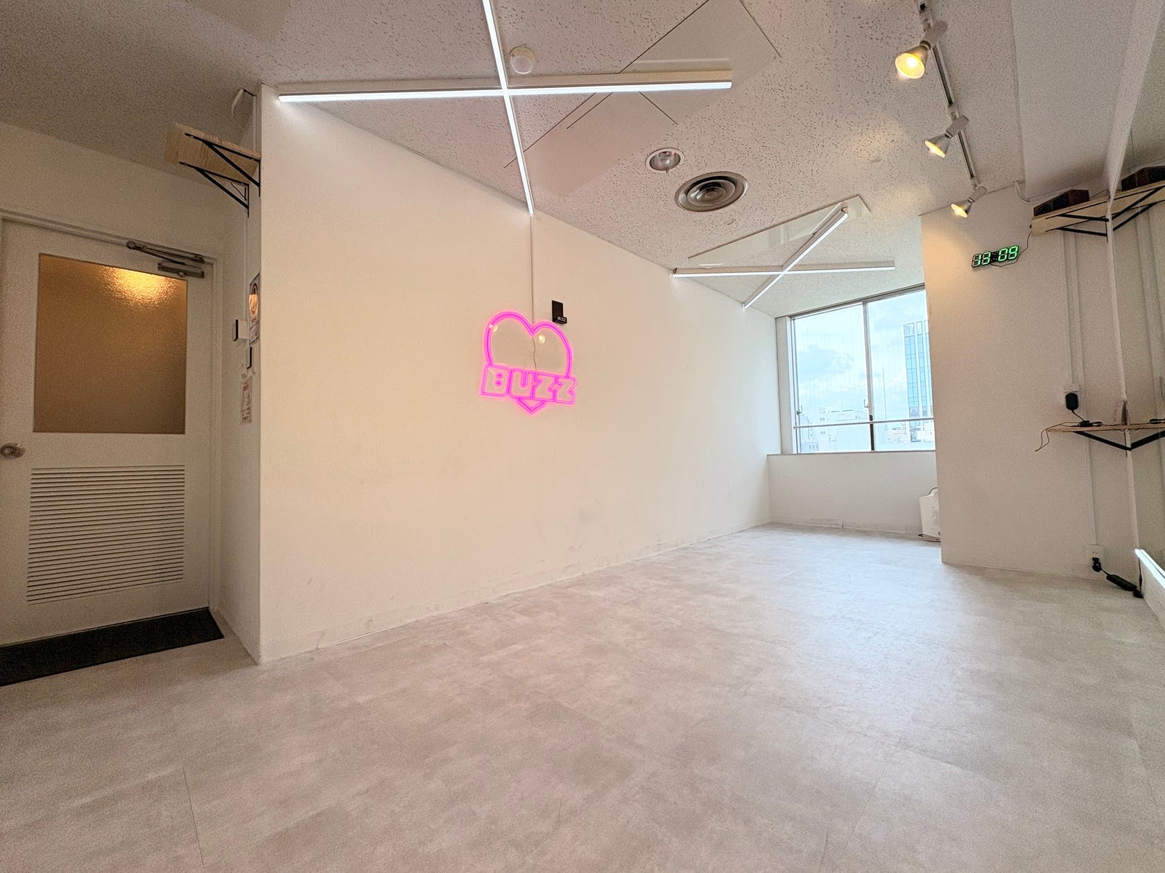 【BUZZ 名古屋本店】6stの写真1