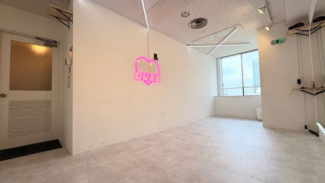 【BUZZ 名古屋本店】6stの写真1