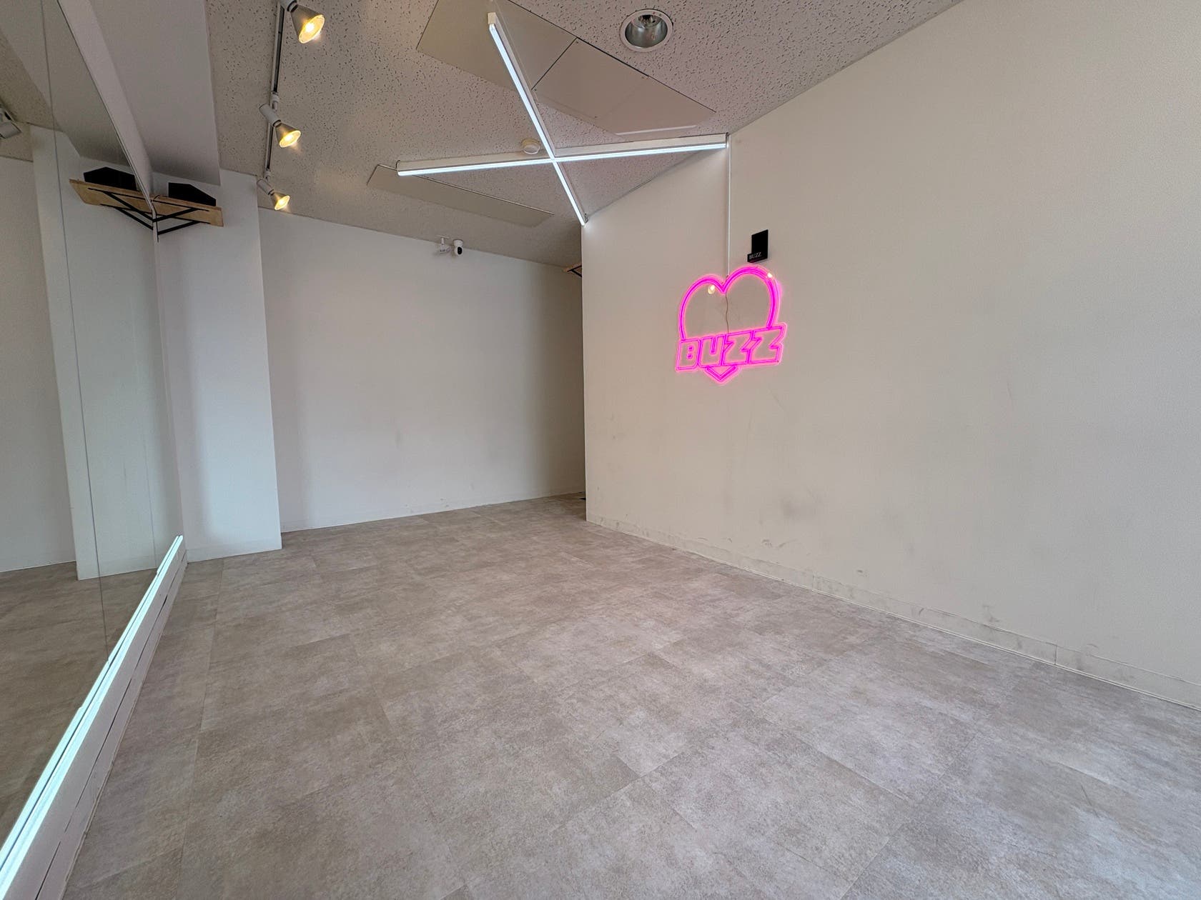 【BUZZ 名古屋本店】6stの写真2