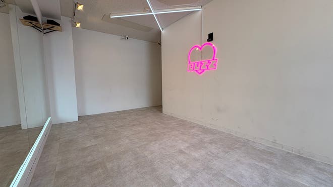 【BUZZ 名古屋本店】6stの写真2