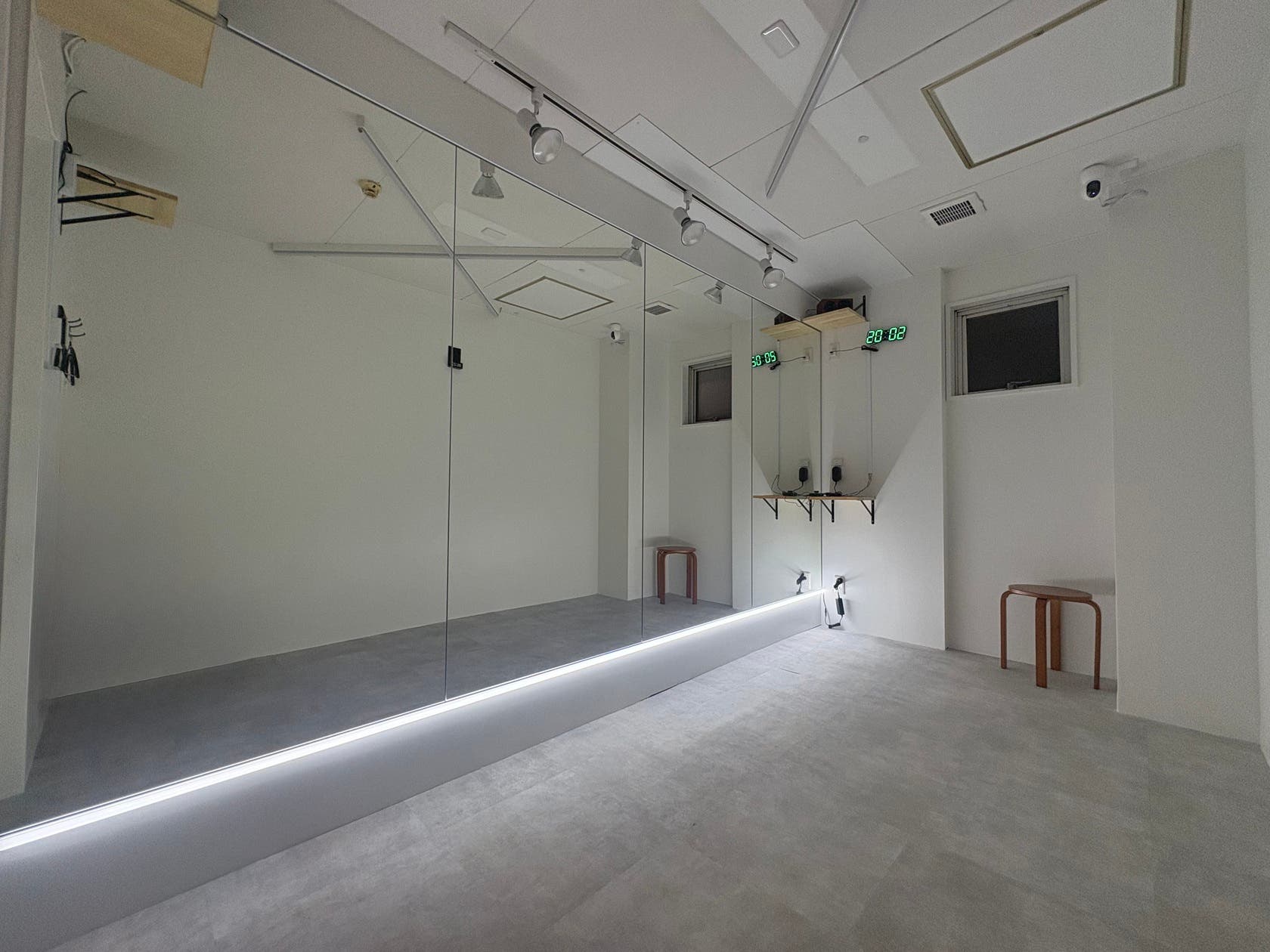 【BUZZ 名古屋本店】8stの写真1