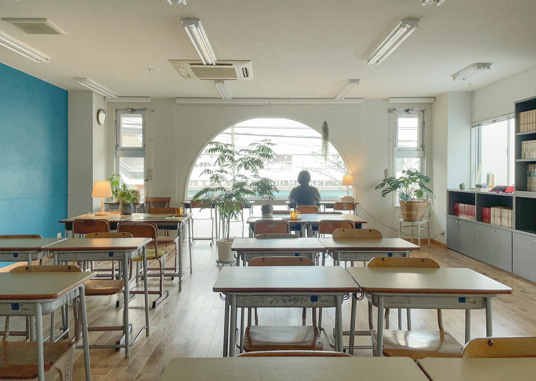 【ベガ教室・お席の予約】雑談＆Zoom・Web会議OK！レトロな学校の教室で集中コワーキング｜舟入幸町駅すぐの写真1