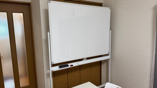 駐車場無料!テーブルにコンセント/USB付!Wi-Fi/ モニター/ホワイトボード完備の写真3